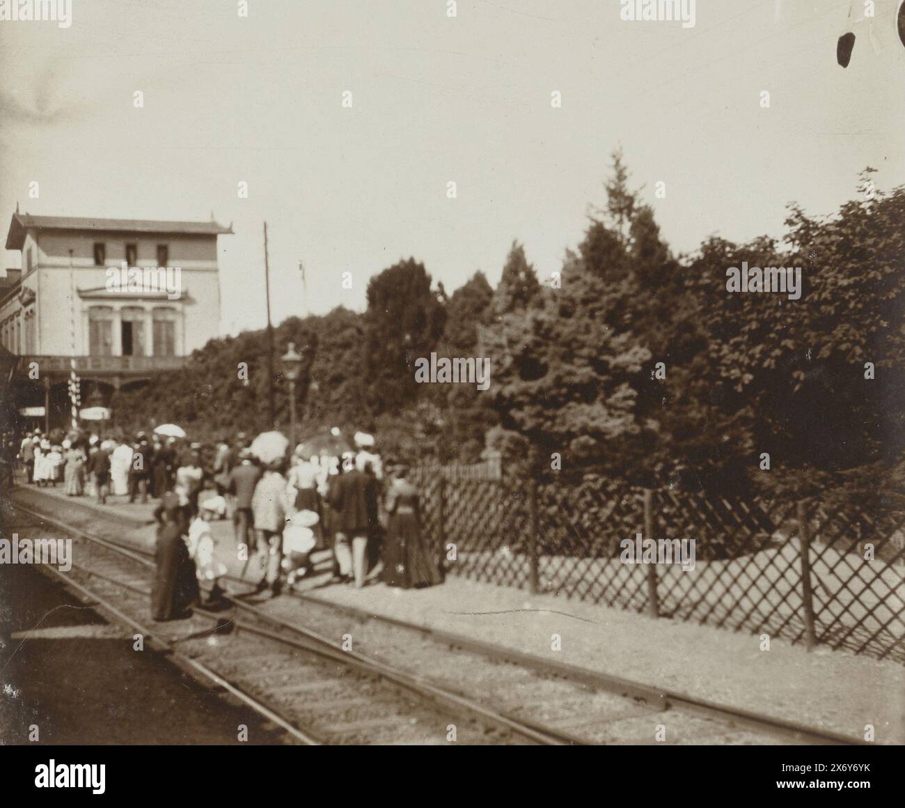 Passengers at the station of Remagen, Passengers leave the train in ...