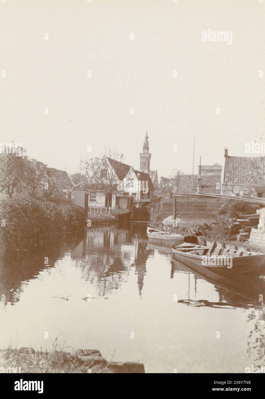 Ditch with two boats in Edam, the Speeltoren in the distance ...