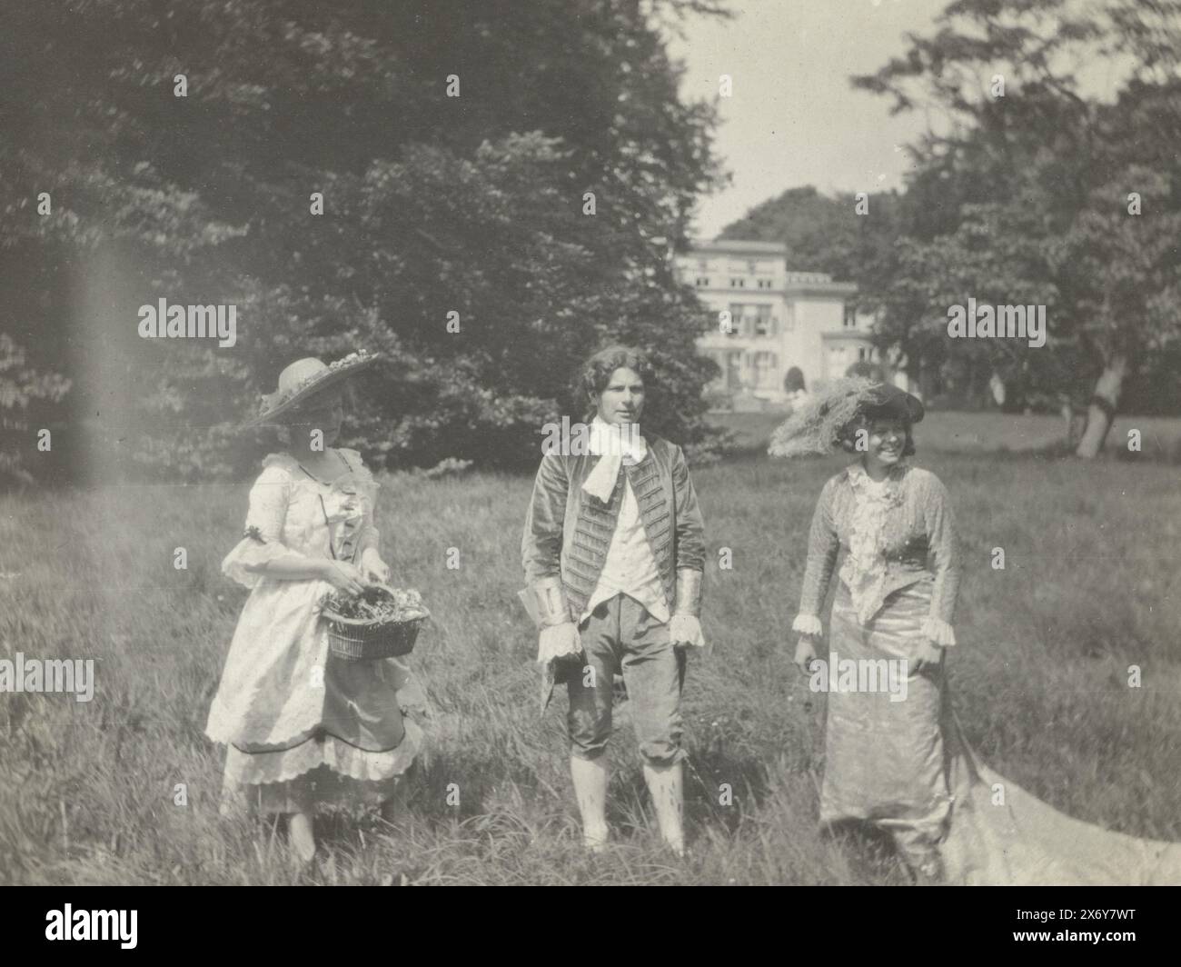 Three costumed people in front of the Pauw estate, photograph, Geldolph ...