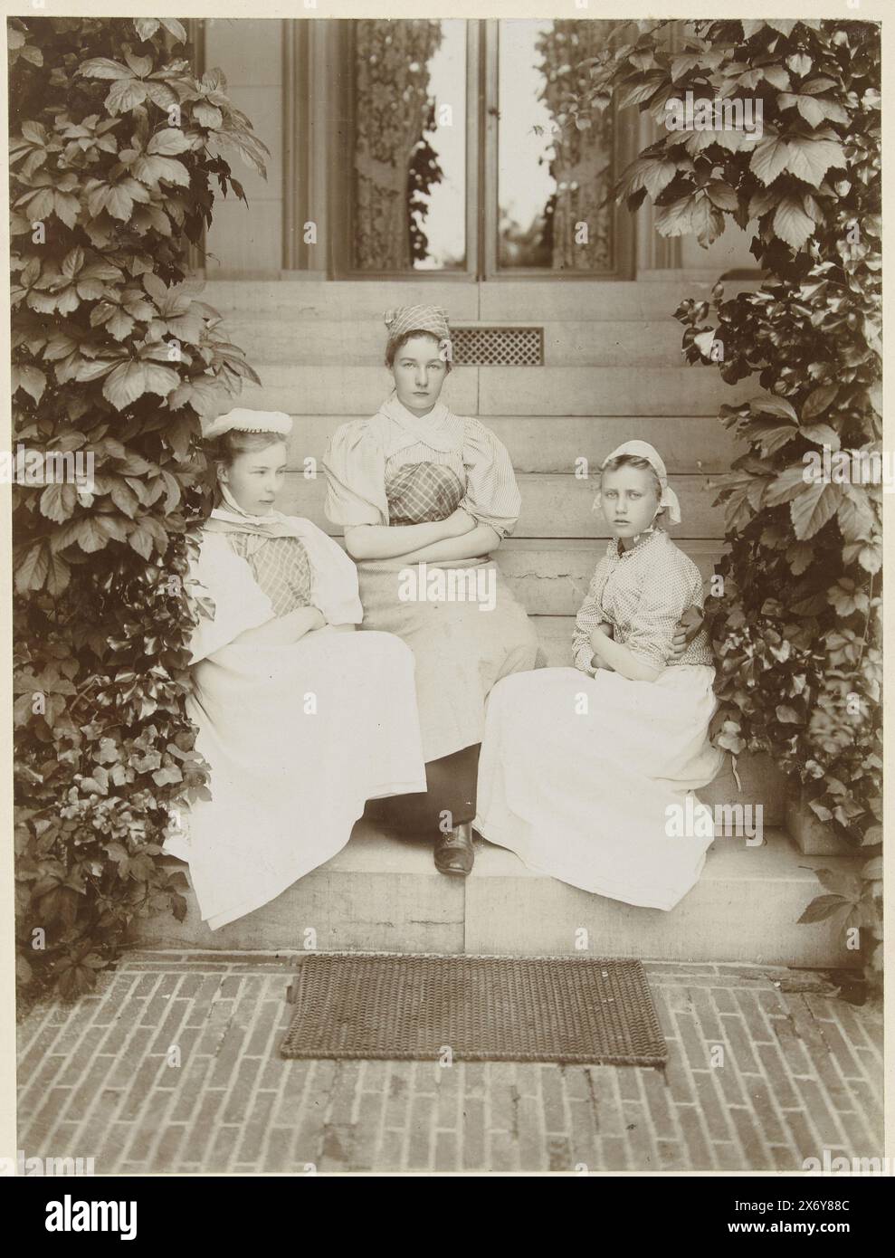 Three servant girls sitting hi-res stock photography and images - Alamy