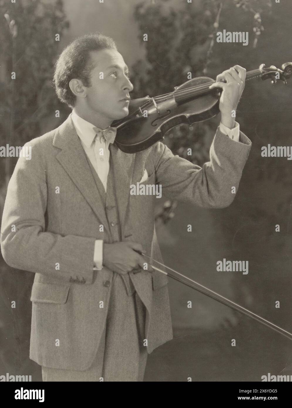 Portrait of violinist Jascha Heifetz, Jascha Heifetz (title on object), photograph, anonymous ...