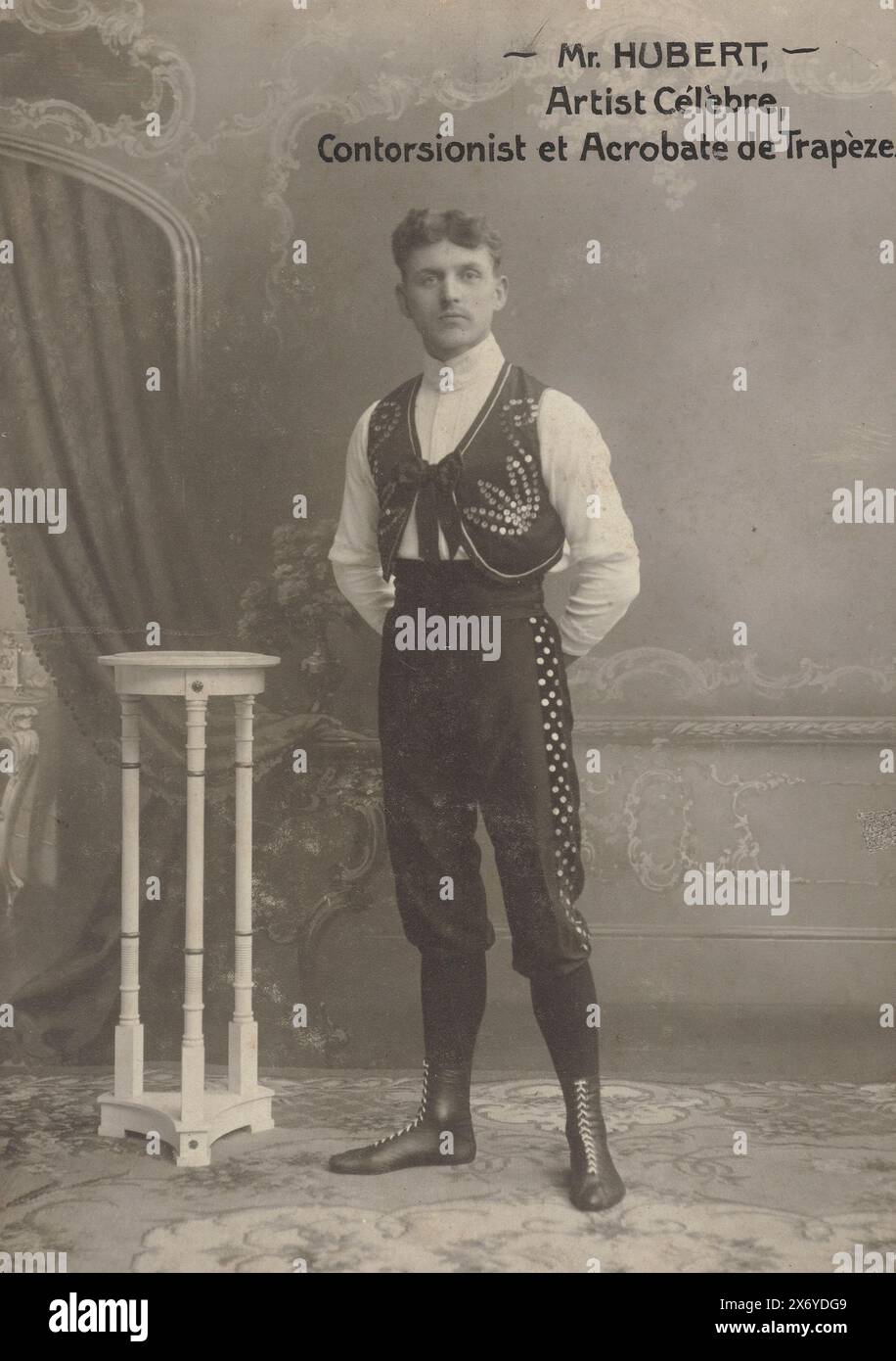 Contorsionist et acrobate de trapeze hi-res stock photography and ...