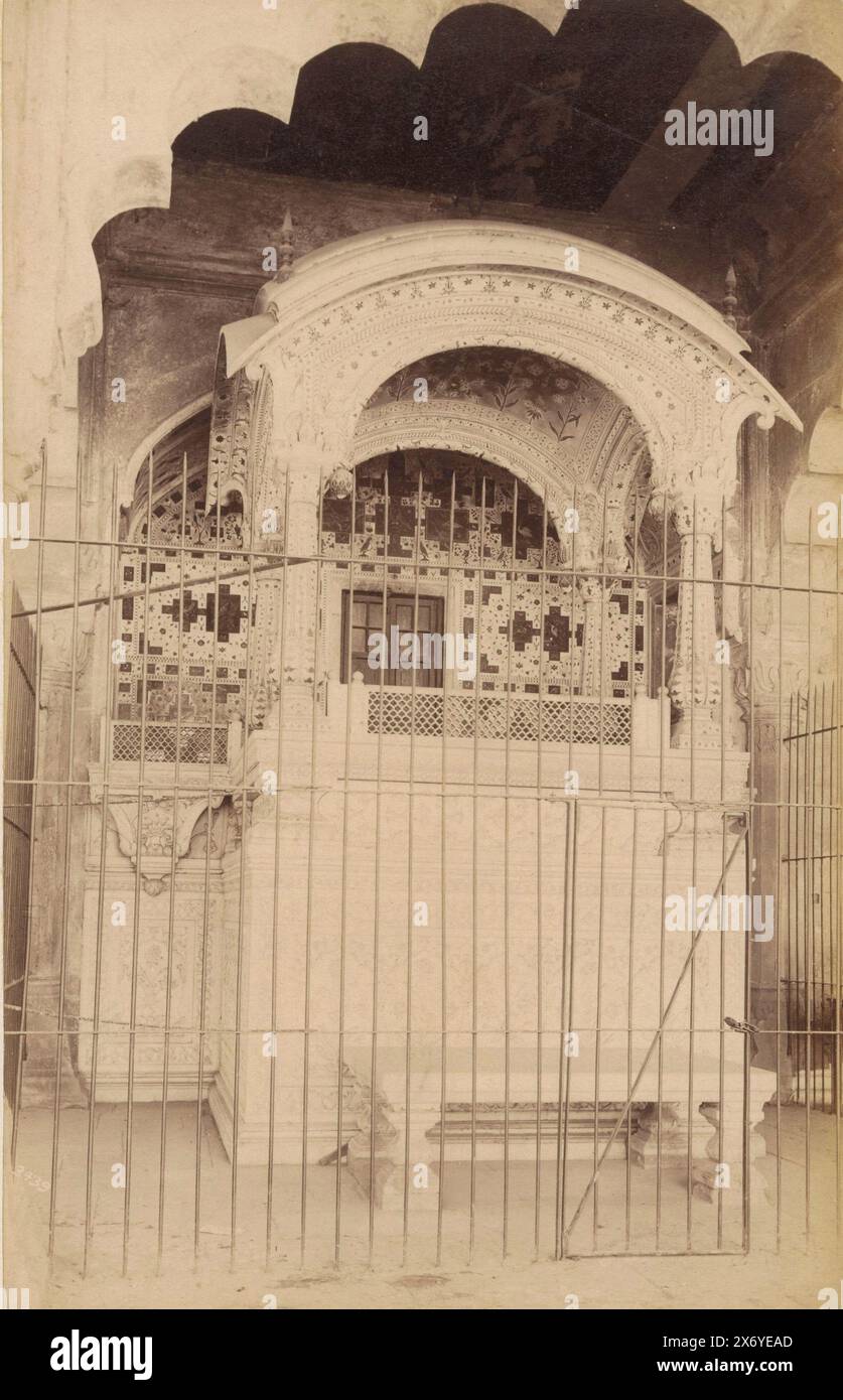 Red fort delhi and mughal throne hi-res stock photography and images ...