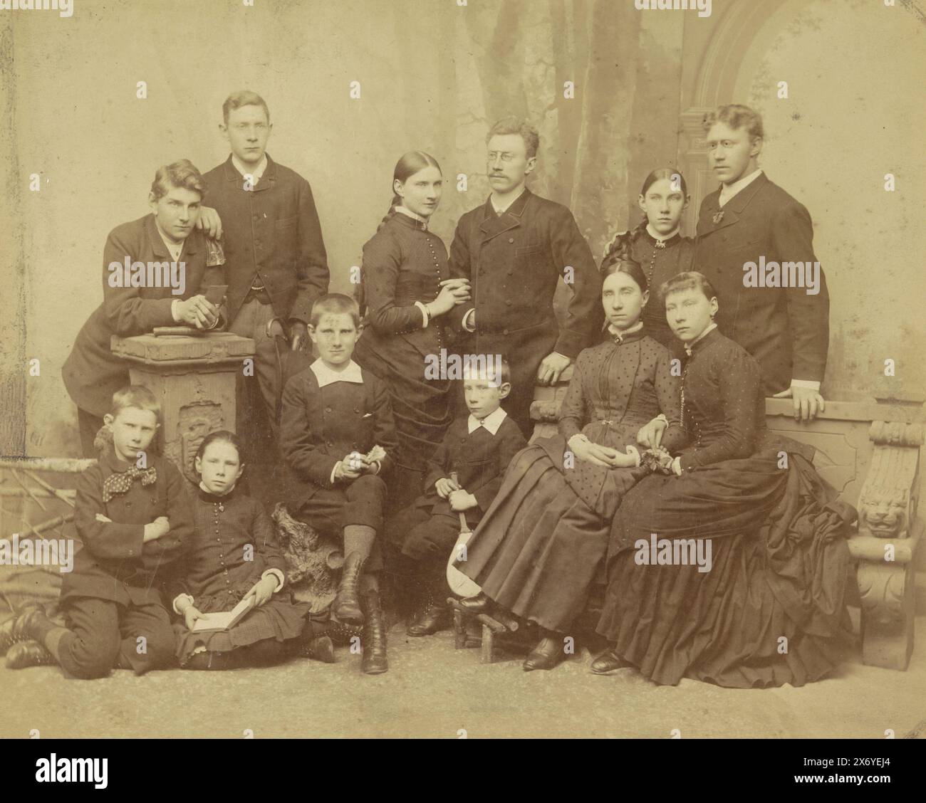 Group portrait of twelve children and young people, photograph, Franz Wilhelm Heinrich Deutmann ...
