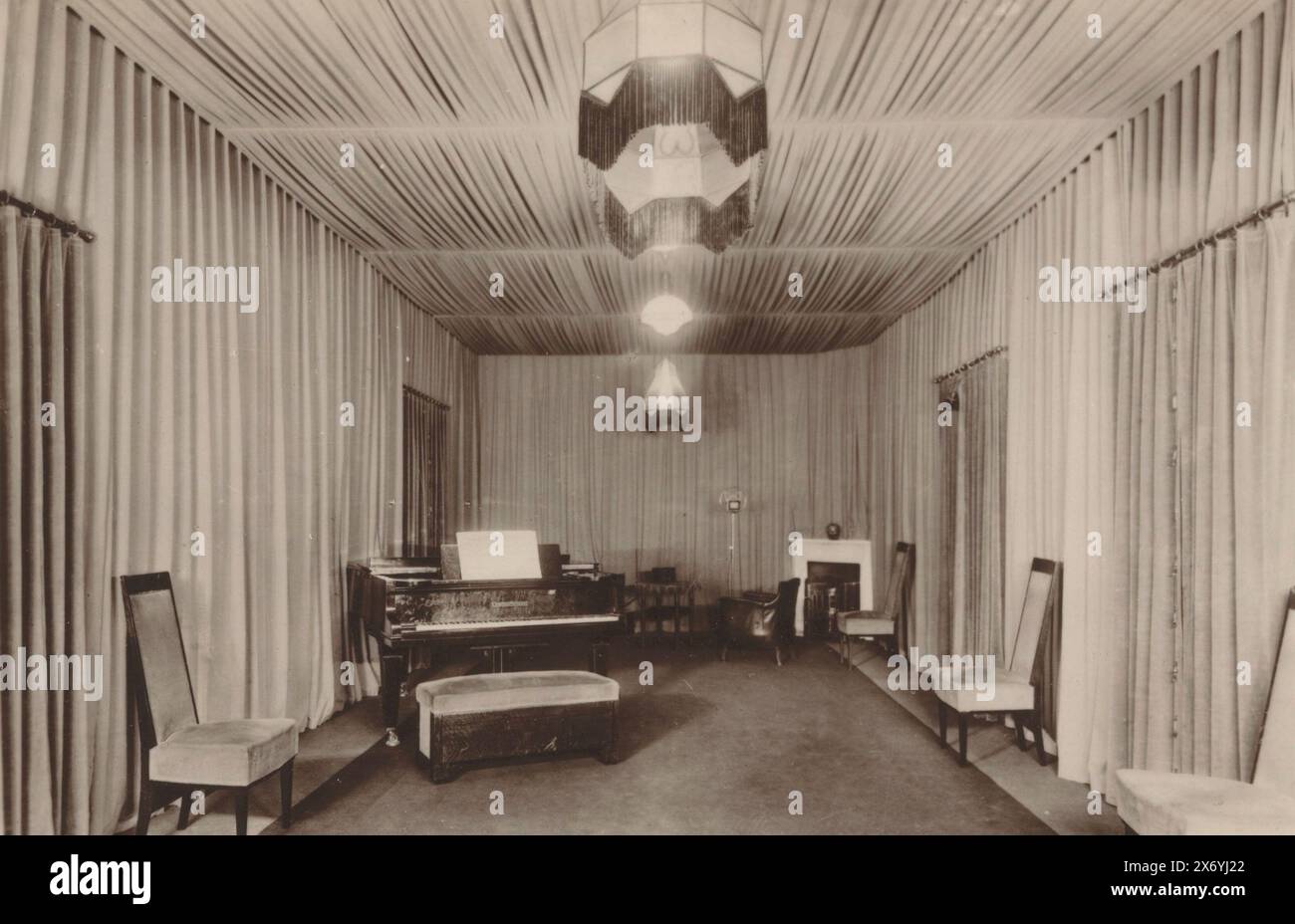 Studio A.V.R.O., A.V.R.O.-Studio, Hilversum (title on object), This photo is part of a cover ...