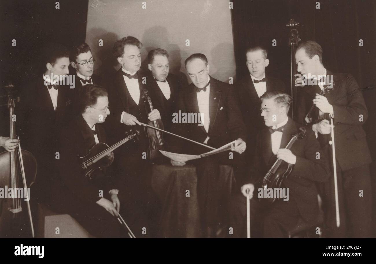 Group portrait of the A.V.R.O. orchestra with Louis Schmidt, Louis ...