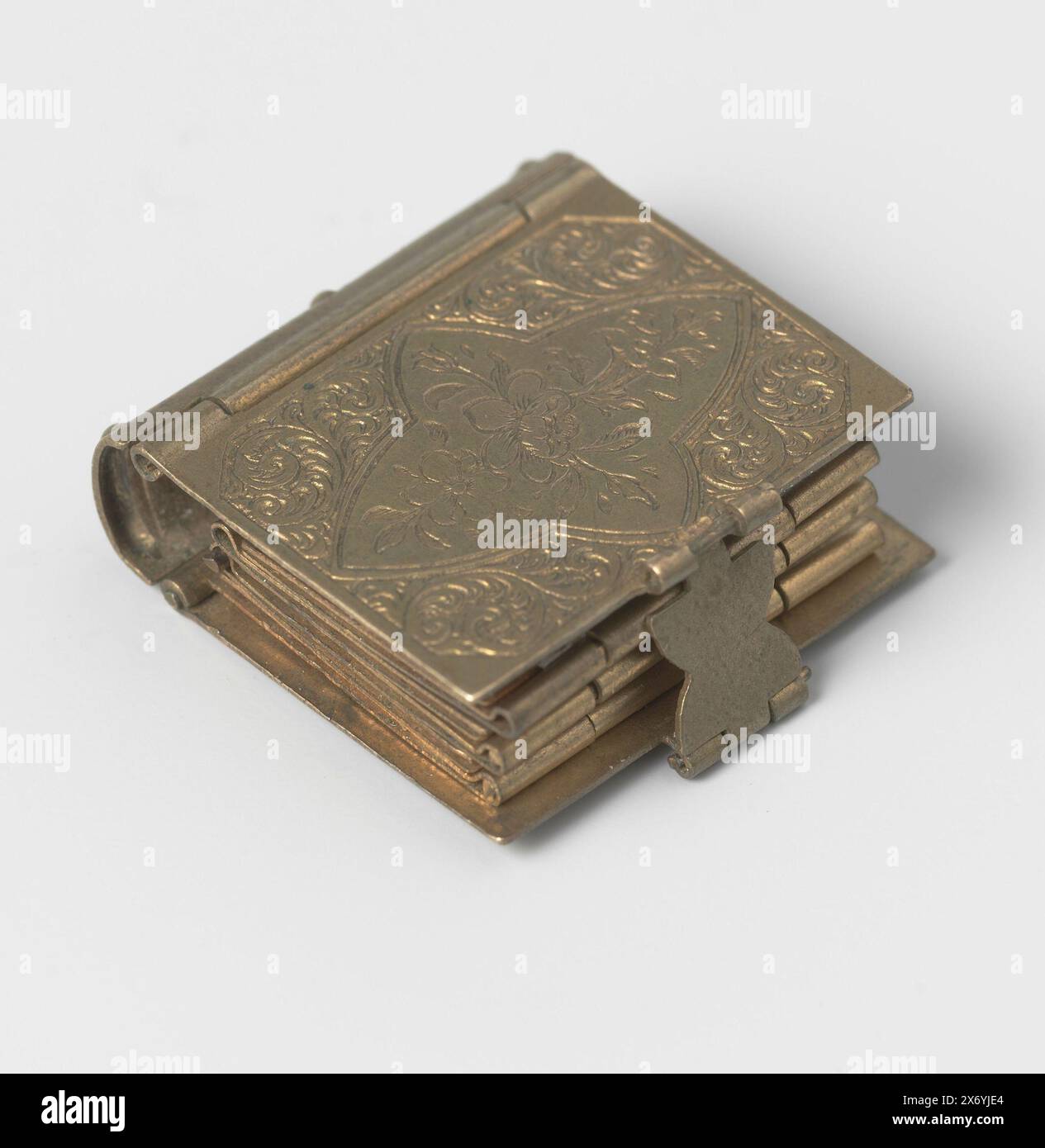 Miniature album with 12 portraits of members of the British Royal ...