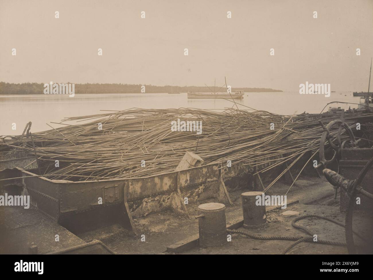 Loading container with rebar, Loading container with rebar, on the quay ...