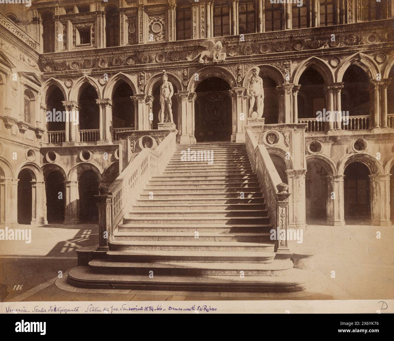 Scale dei giganti hi-res stock photography and images - Alamy