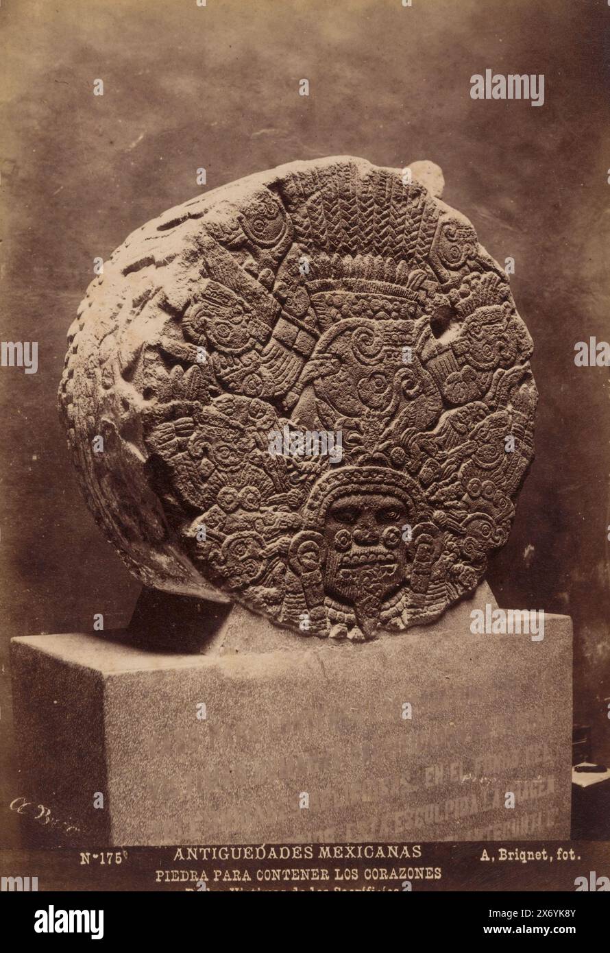 Aztec sacrificial stone in Mexico, Piedra para contener los Corazones ...