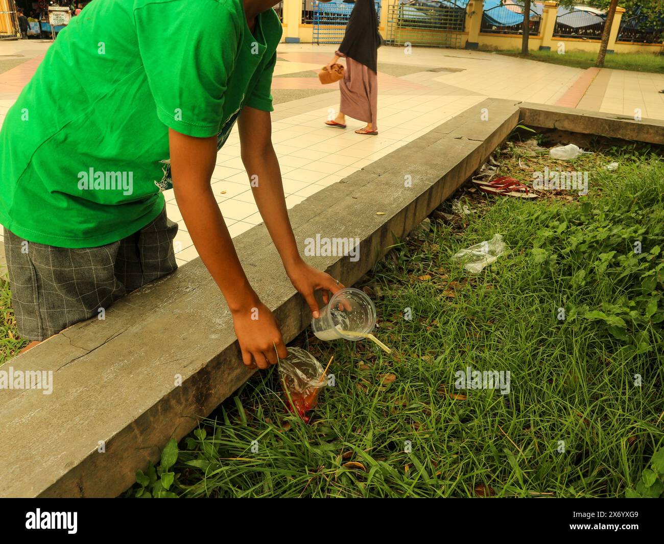 someone is picking up plastic waste Stock Photo - Alamy