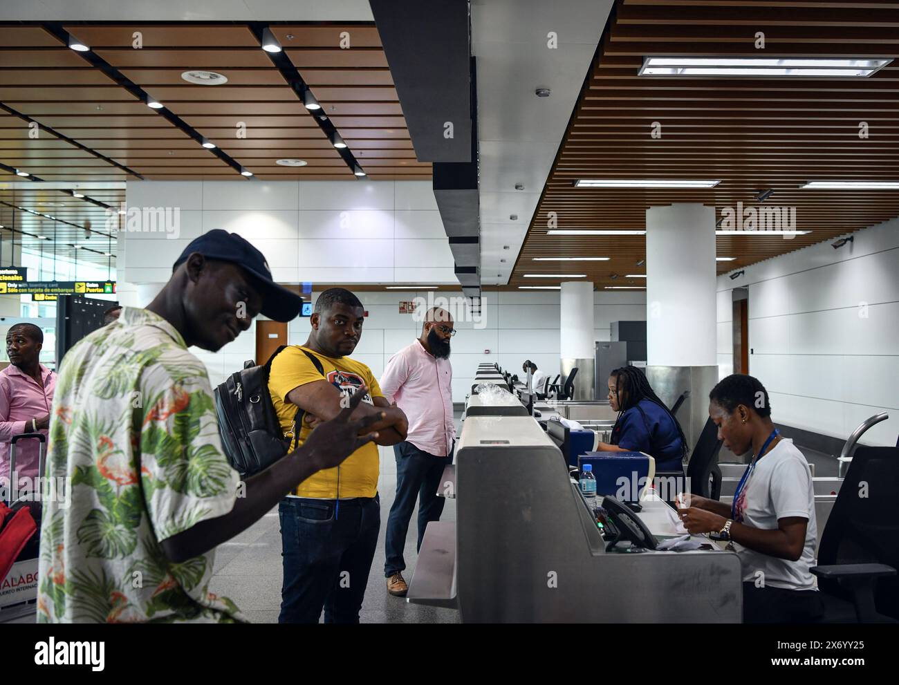 (240517) -- MALABO, May 17, 2024 (Xinhua) -- People check in at Malabo ...