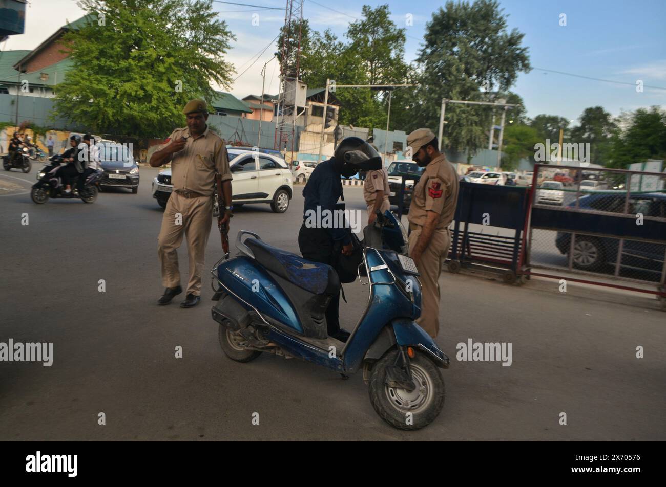 Frisking machine hi-res stock photography and images - Alamy