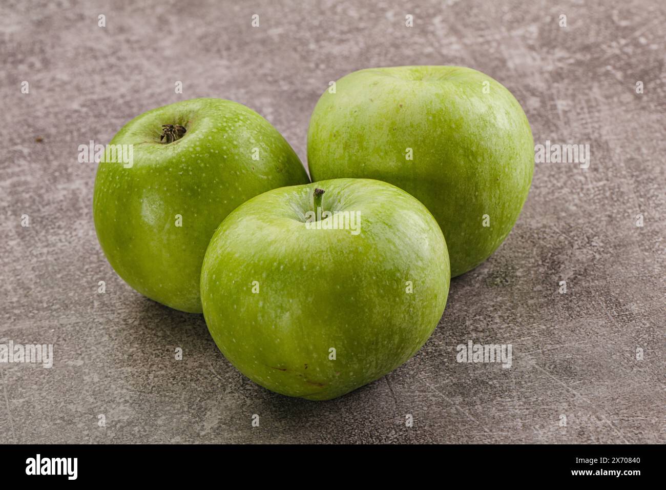 Sweet and juicy green apple heap Stock Photo - Alamy