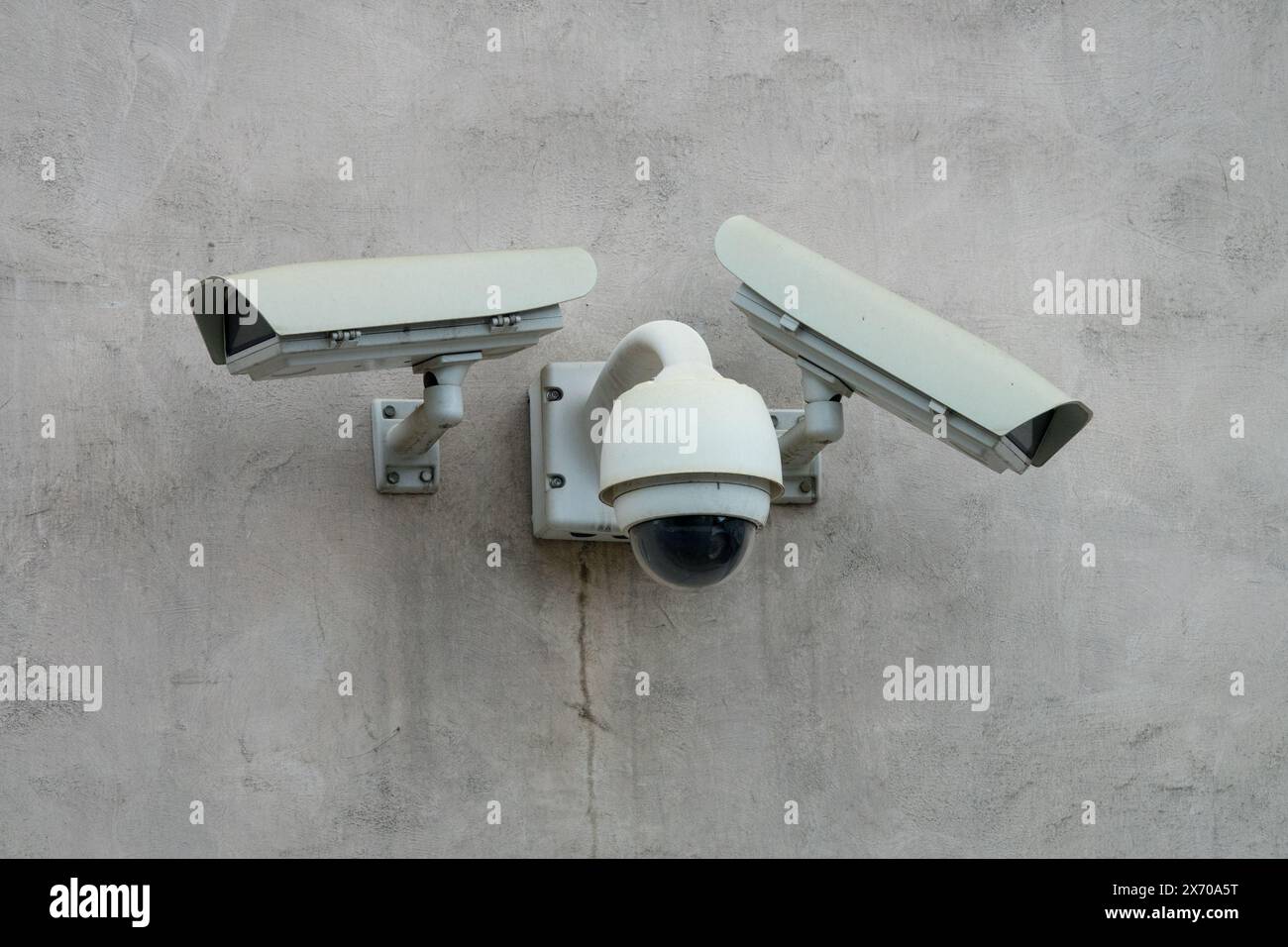 Surveillance camera outside hi-res stock photography and images - Alamy