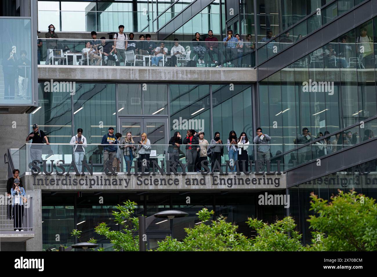 Irvine, California, USA. 1st Jan, 2023. Students from UC Irvine look ...