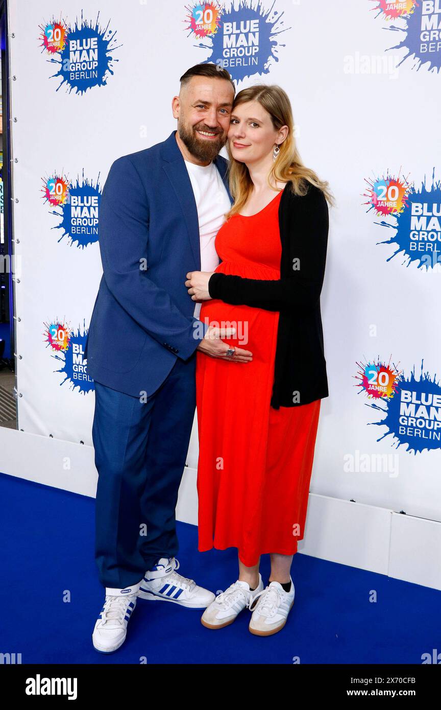 Bürger Lars Dietrich mit Partnerin Hannah Baus beim 20 Jahre Blue Man ...