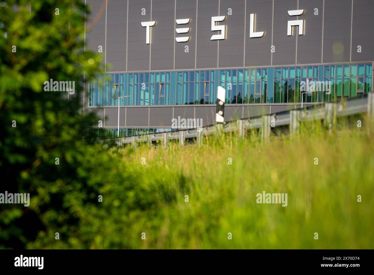 17 May 2024, Brandenburg, Grünheide: The lettering "Tesla" is on the ...