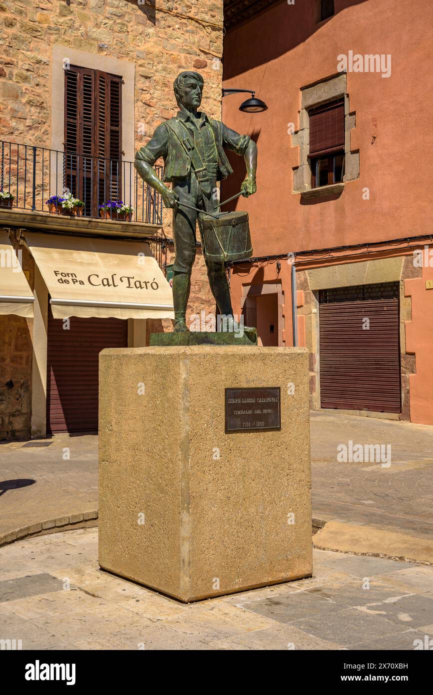 Sculpture of the Timbaler del Bruc, in the Gran 1 d'Octubre square, in ...