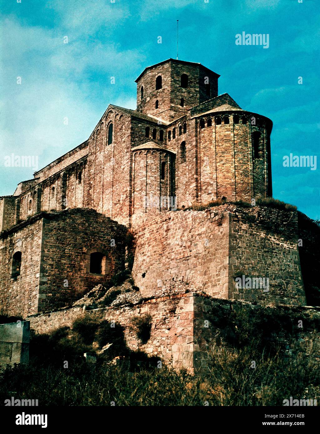 EXTERIOR DEL CASTILLO DE CARDONA - ABSIDE CON LA MURALLA - SIGLO IX ...