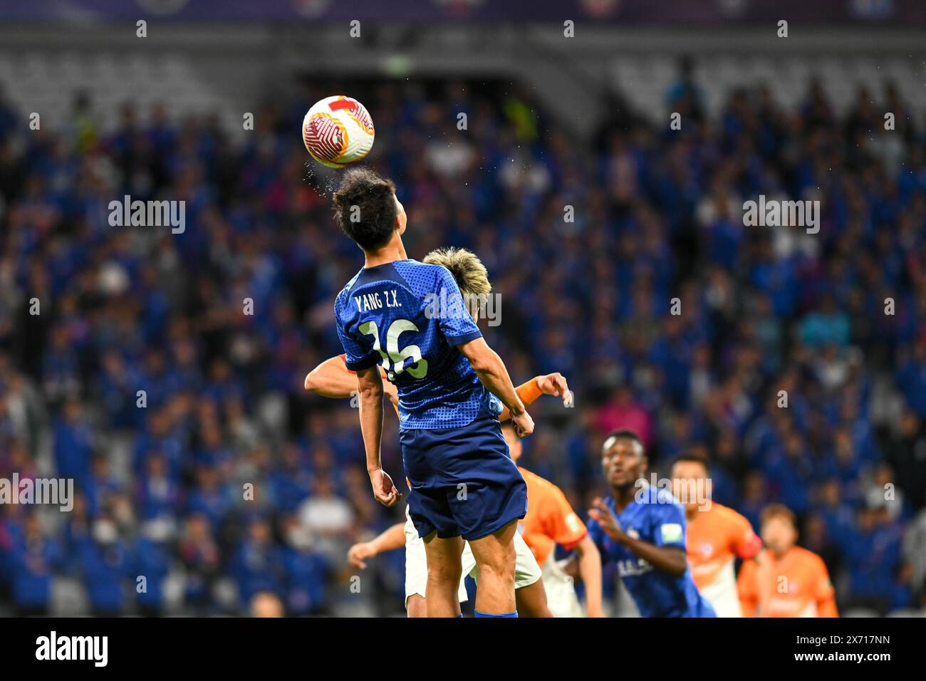 Shanghai Shenhua Football Club defeated Qingdao Hainiu Football Club ...