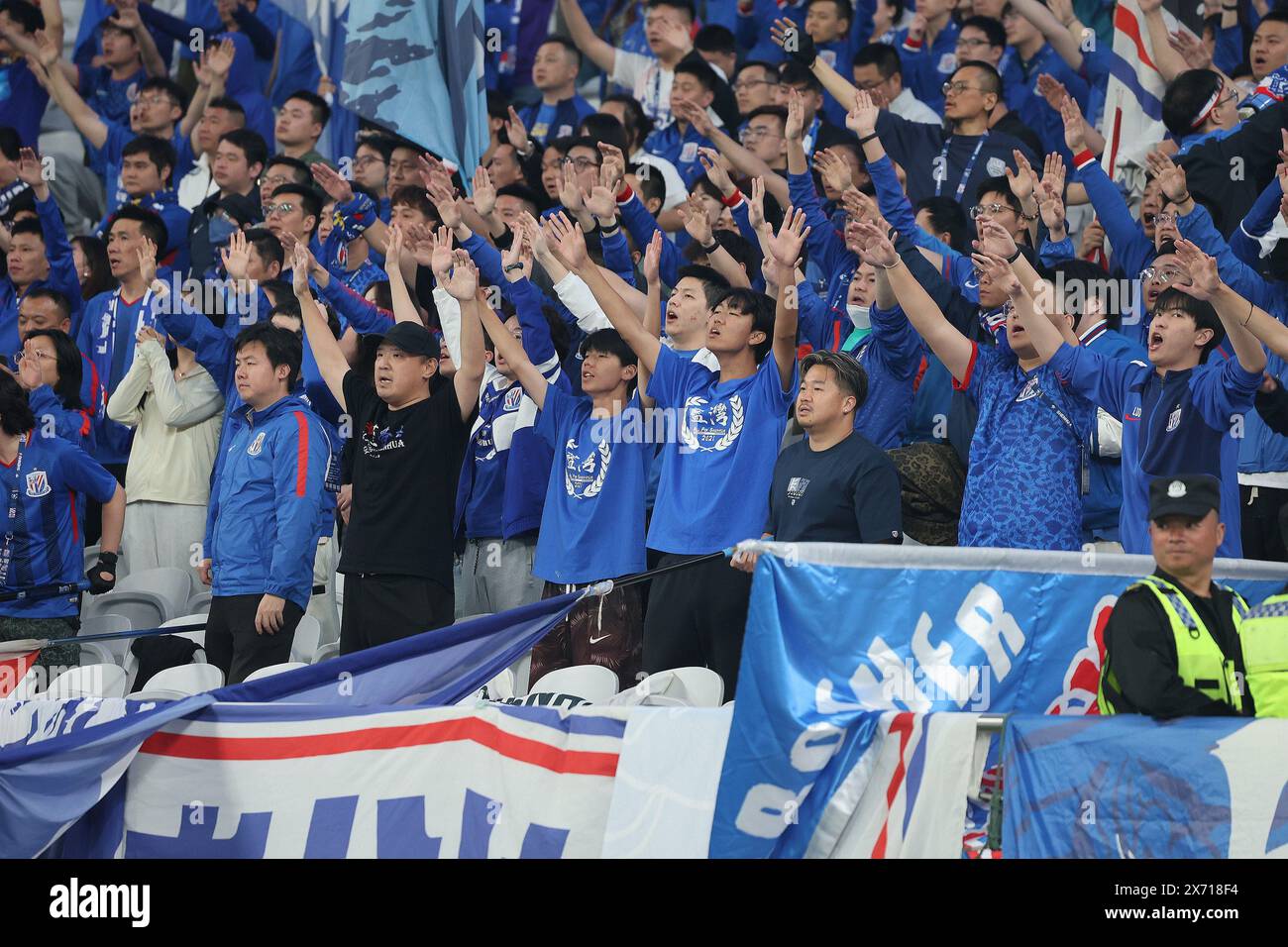 Shanghai Shenhua Football Club defeated Qingdao Hainiu Football Club ...