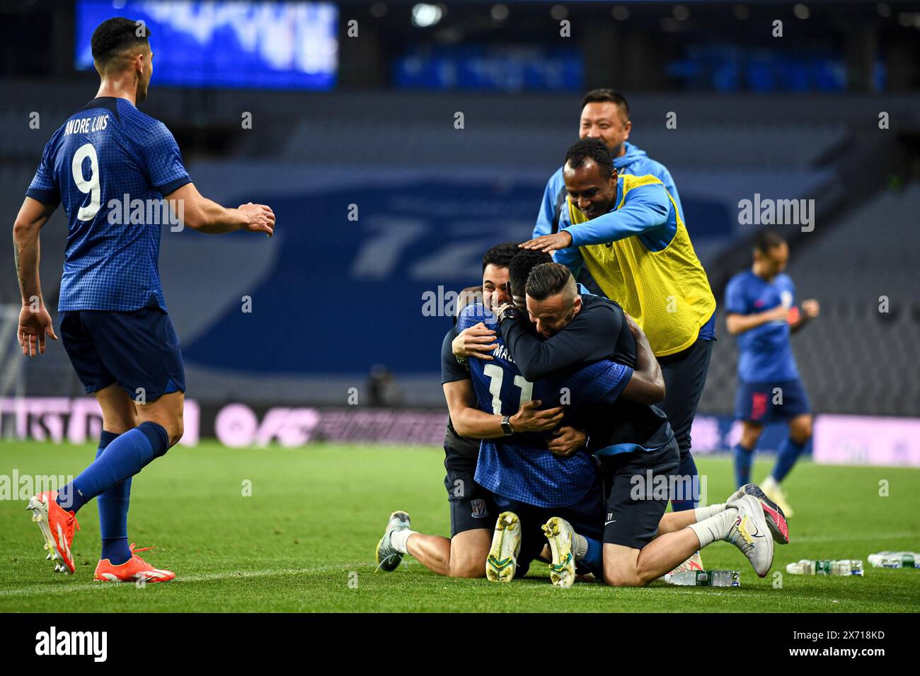 Shanghai Shenhua Football Club defeated Qingdao Hainiu Football Club ...