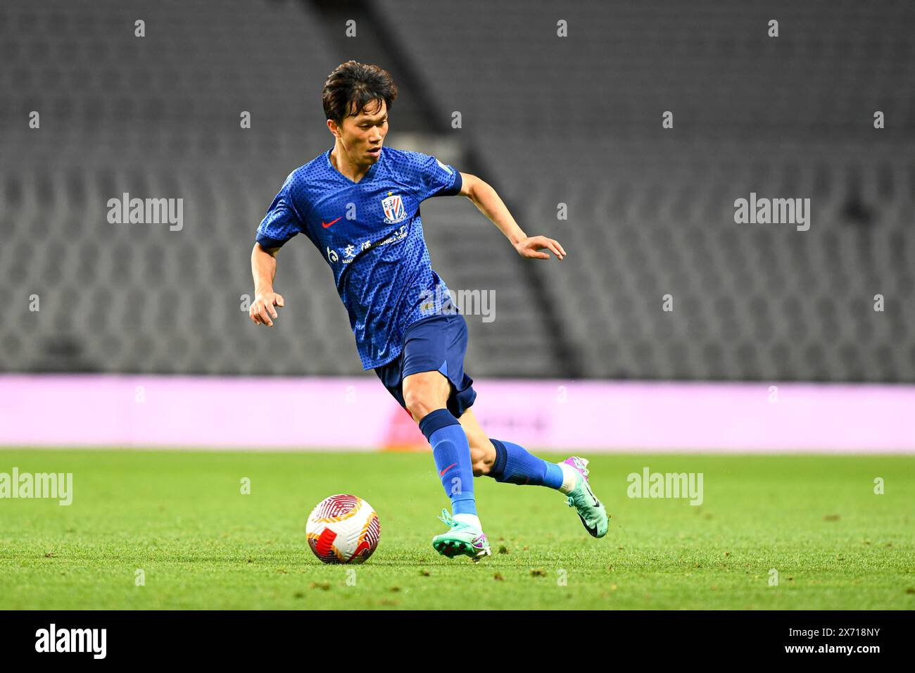 Shanghai Shenhua Football Club defeated Qingdao Hainiu Football Club ...