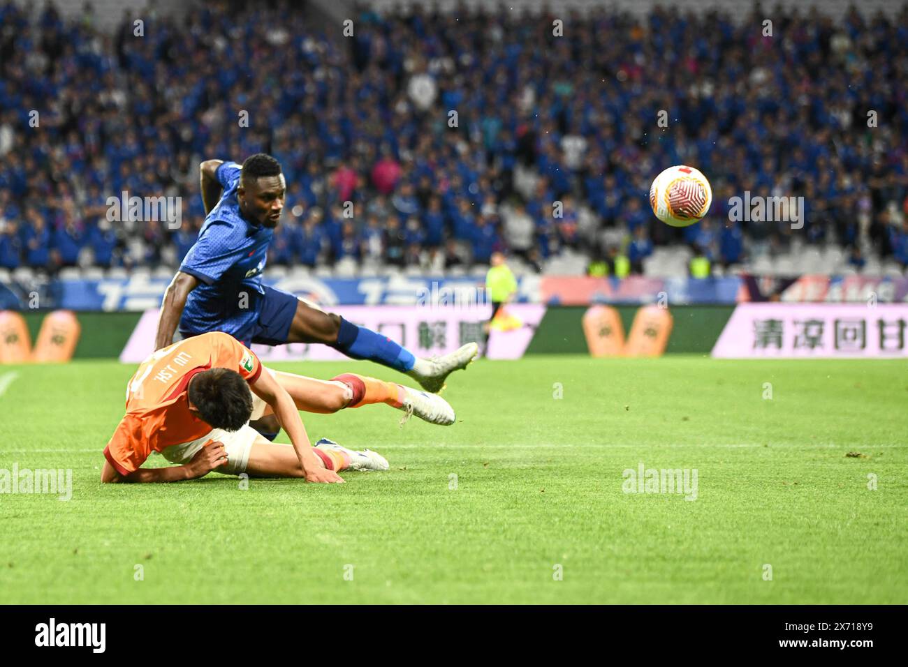 Shanghai Shenhua Football Club defeated Qingdao Hainiu Football Club ...