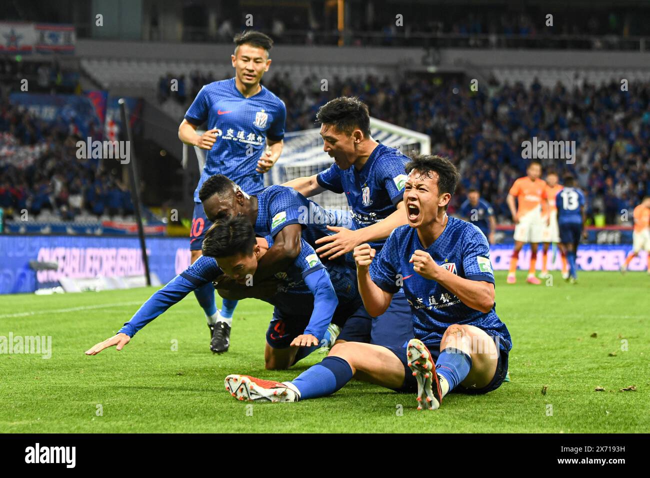 Shanghai Shenhua Football Club defeated Qingdao Hainiu Football Club ...