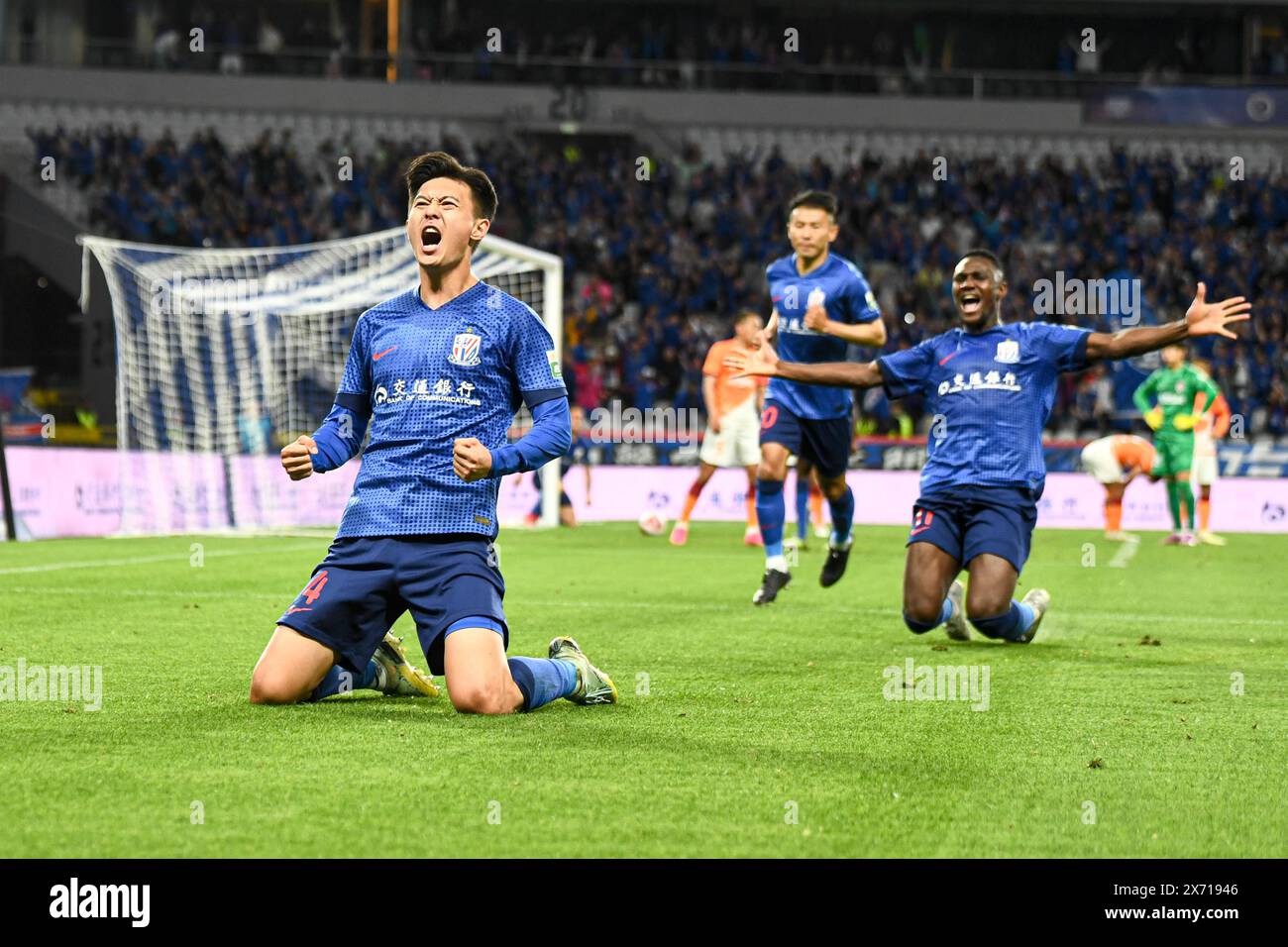 Shanghai Shenhua Football Club defeated Qingdao Hainiu Football Club ...