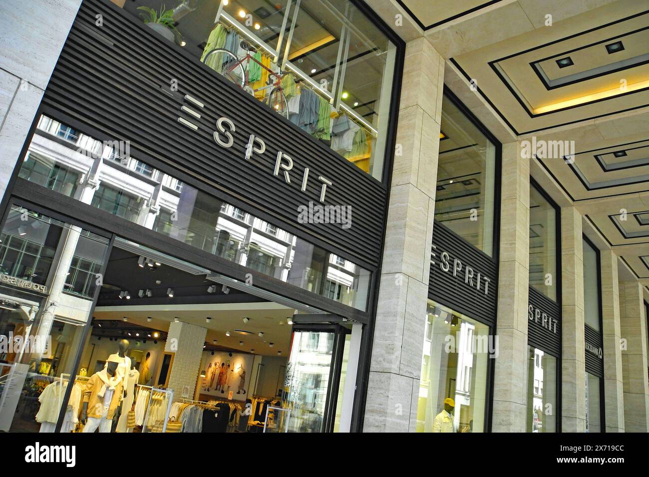 Esprit -Filiale in der Friedrichstrasse in Mitte *** Esprit store on ...