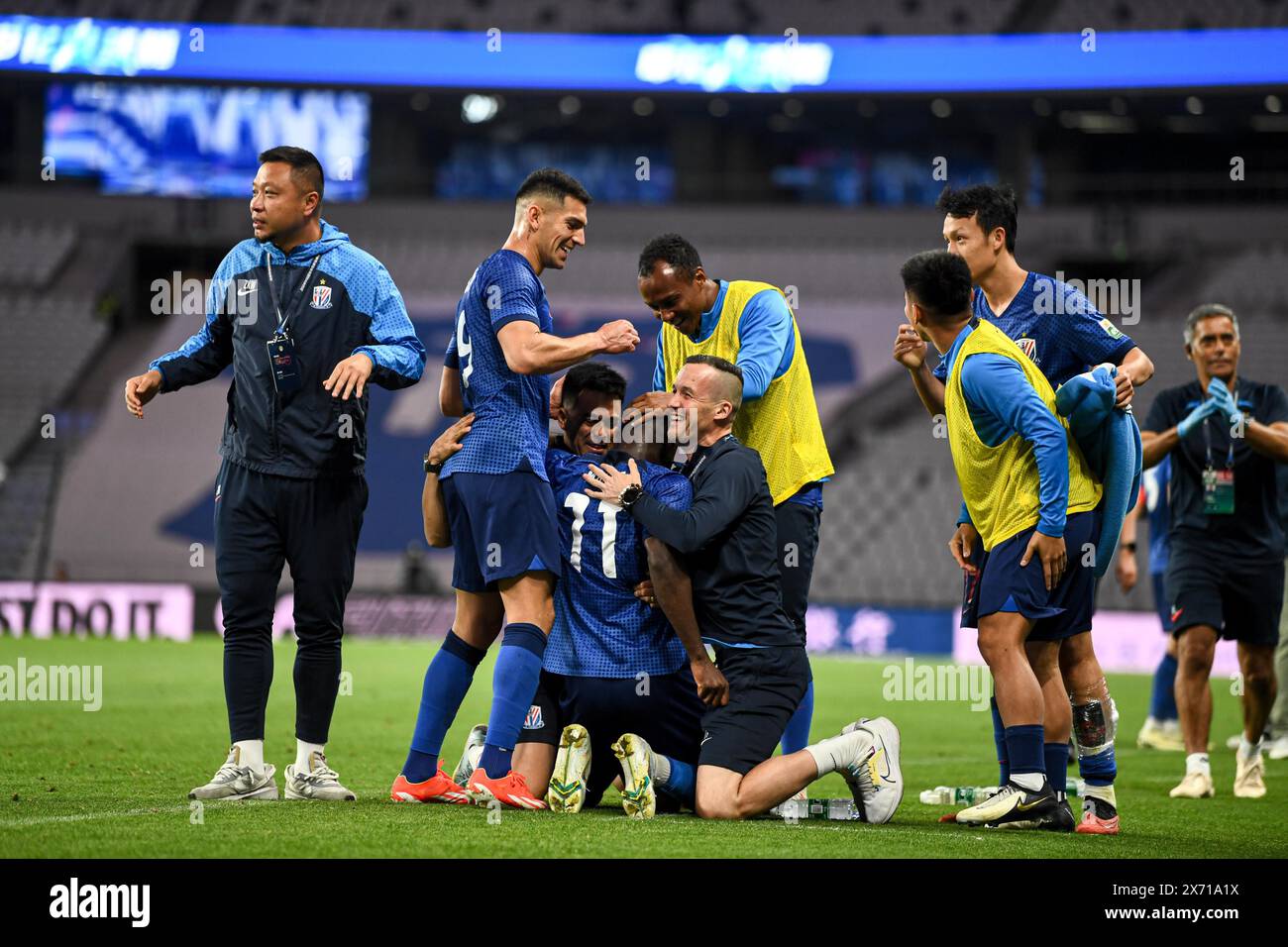 Shanghai Shenhua Football Club defeated Qingdao Hainiu Football Club ...