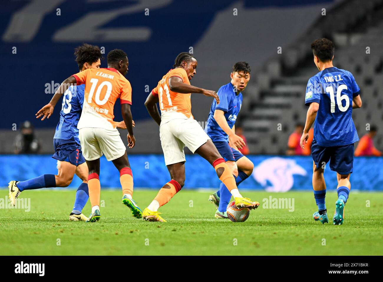 Shanghai Shenhua Football Club defeated Qingdao Hainiu Football Club ...