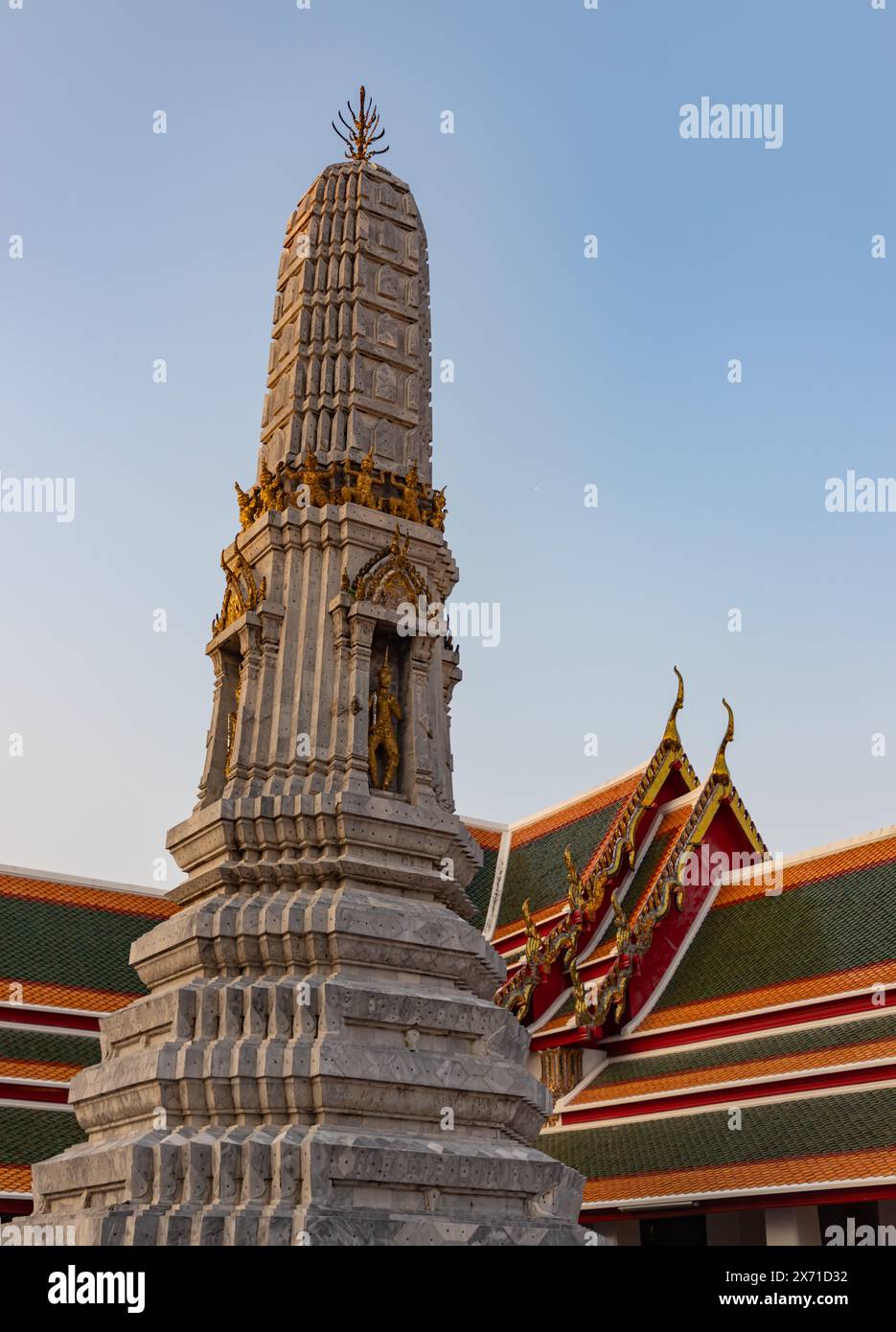 A picture of a prang at the Wat Pho Temple Stock Photo - Alamy
