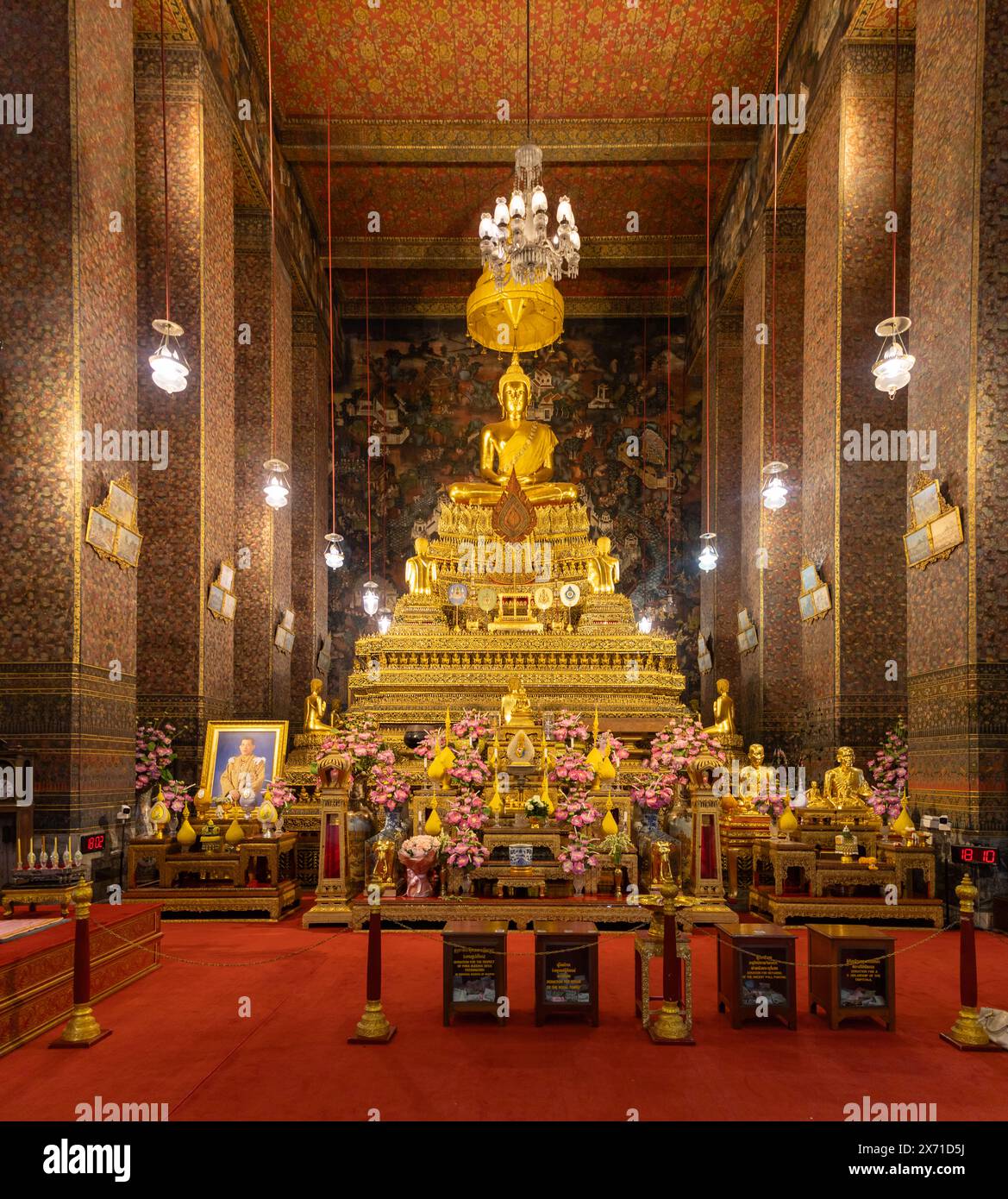 A picture of a golden Buddha shrine at the Wat Pho Temple Stock Photo ...