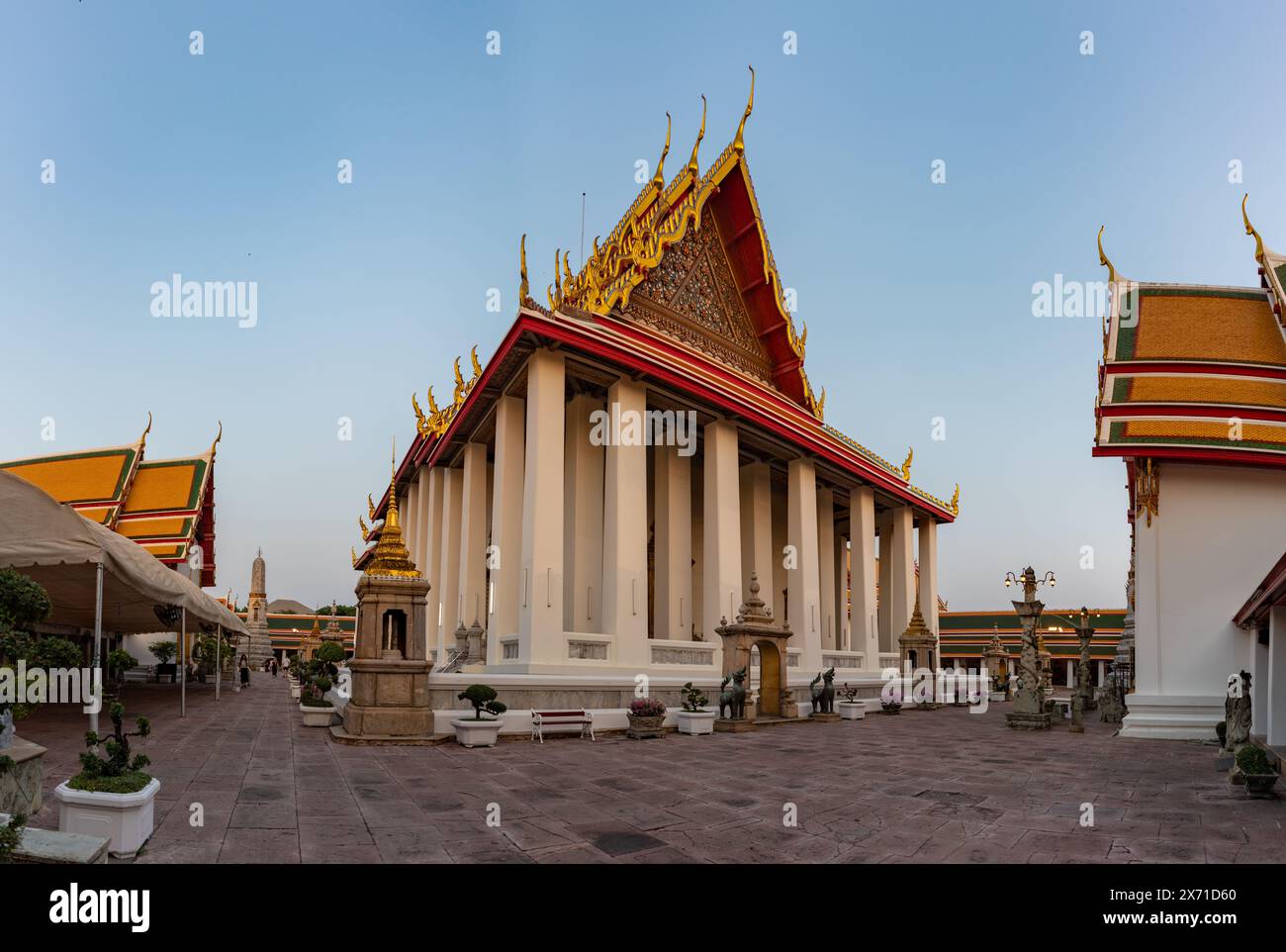 A picture of the Reclining Buddha Hall of the Wat Pho Temple Stock ...