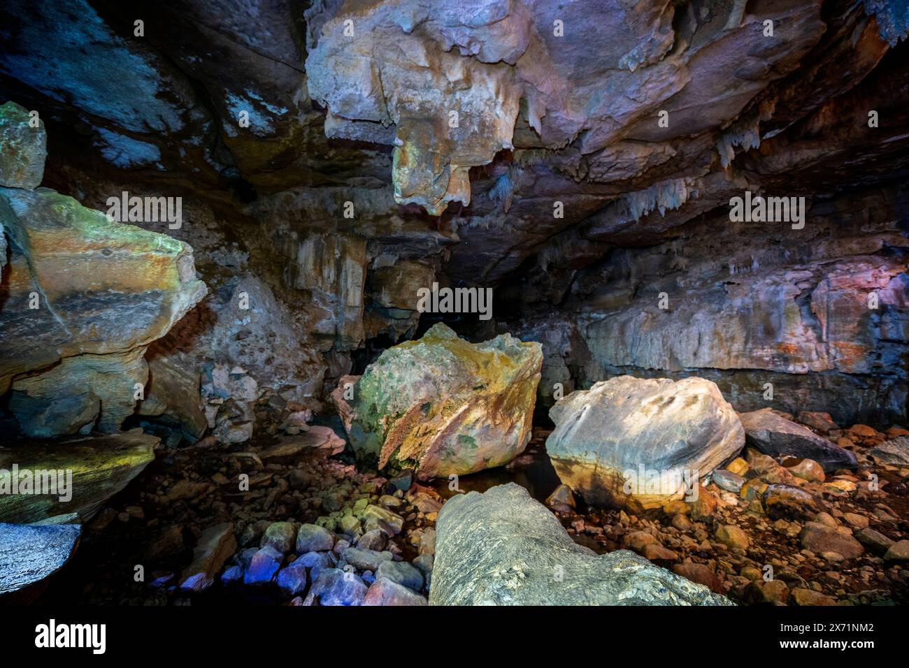 Inside cave looking out hi-res stock photography and images - Alamy