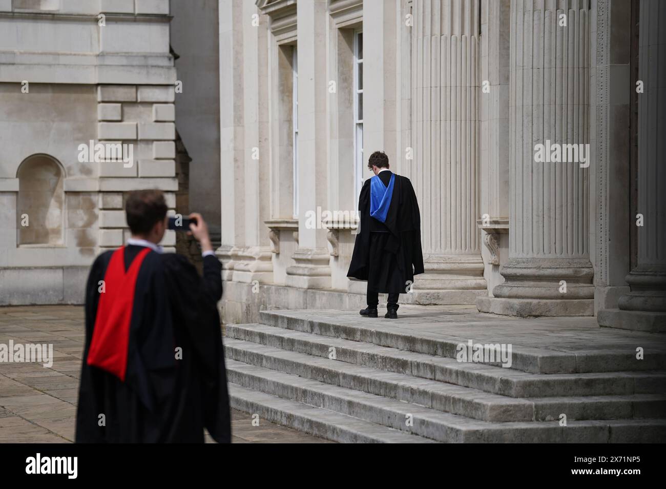 Graduation students take photos outside Senate House at Cambridge ...
