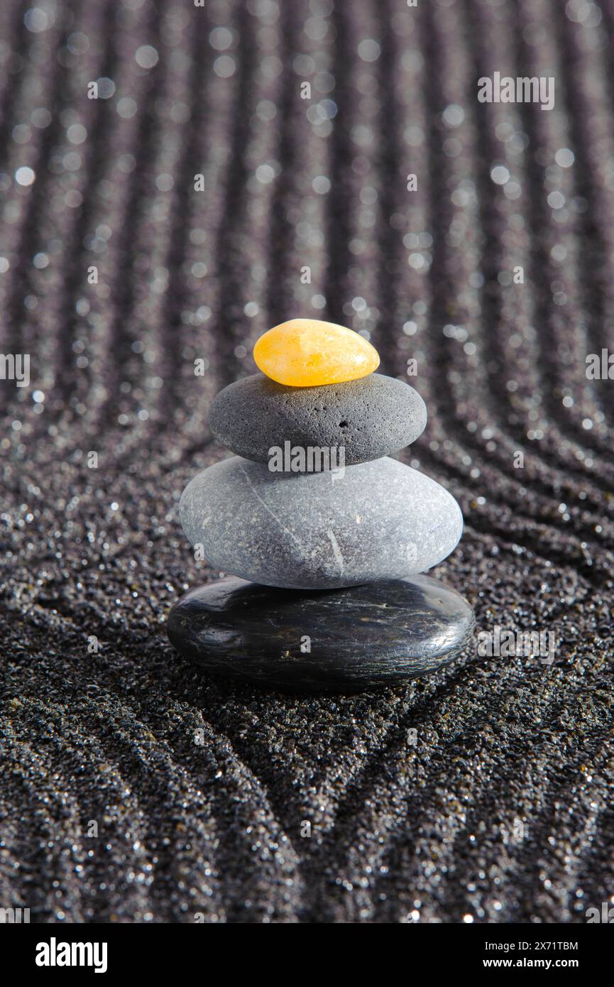 Zen Garten der Ruhe und Entspannung Steine in strukturiertem Sand als ...