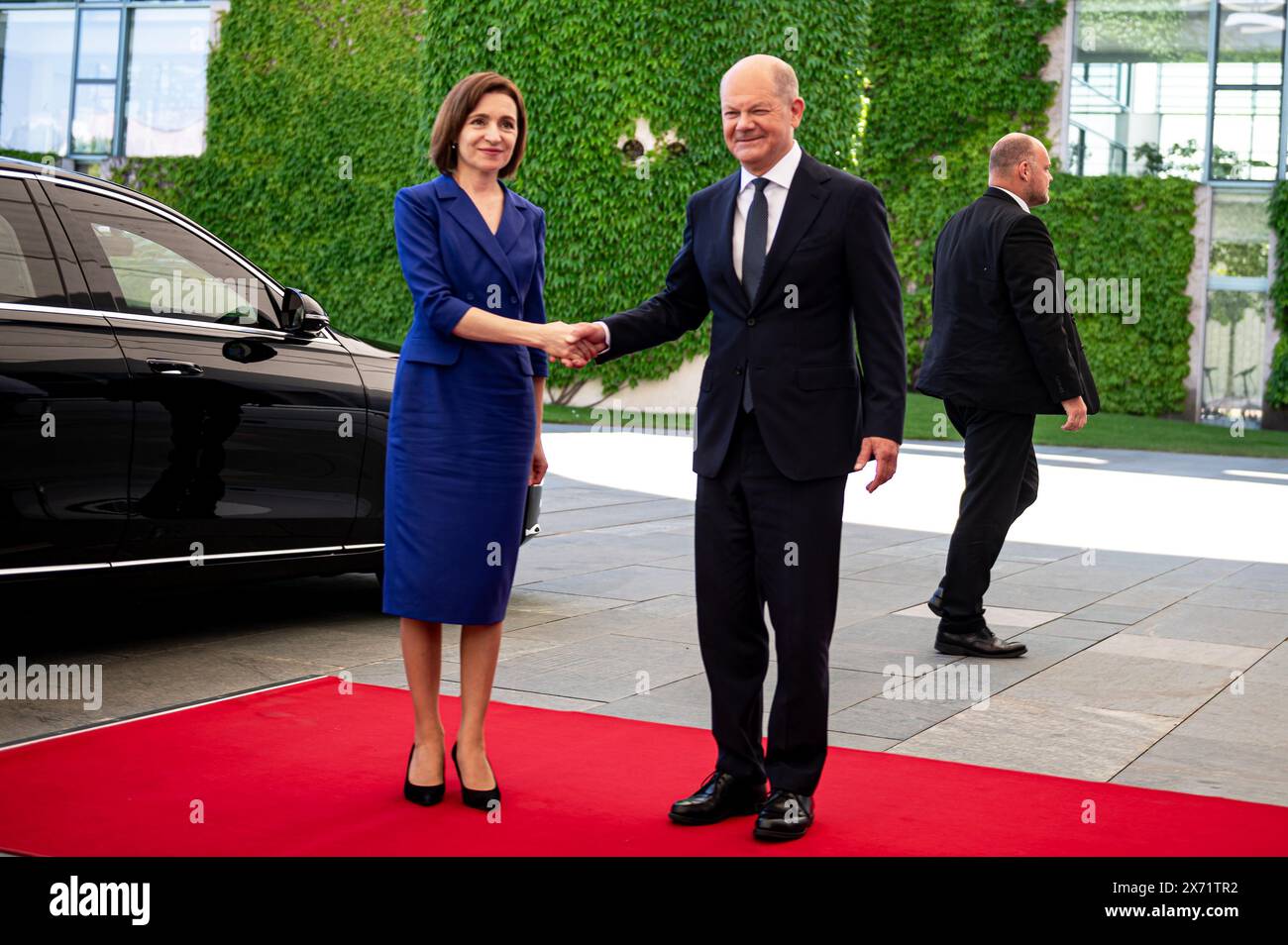 17 May 2024, Berlin: Federal Chancellor Olaf Scholz (SPD, M) receives ...