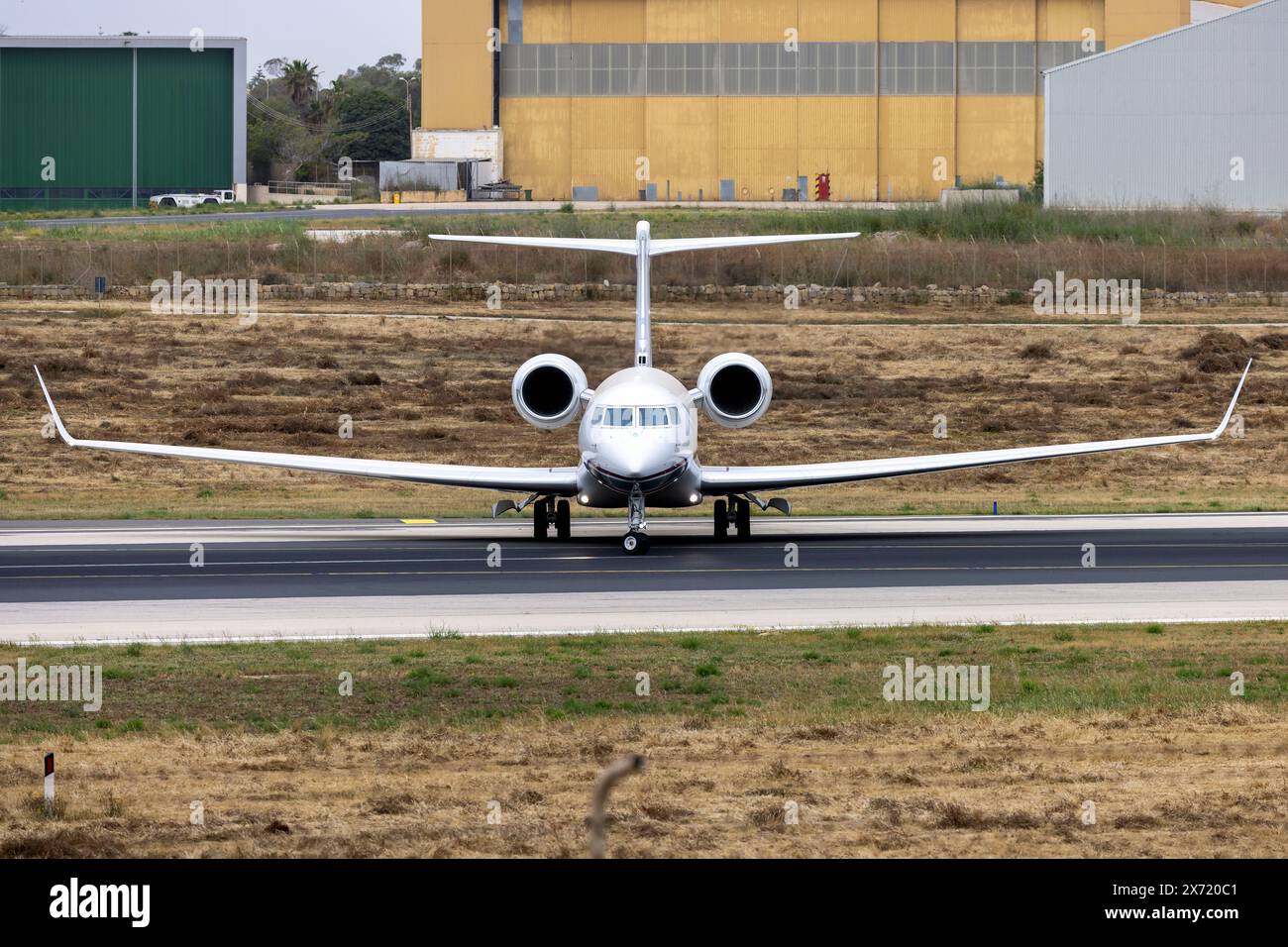 Qatar Executive Gulfstream G650ER (Reg: A7-CGM) turning mid runway for ...