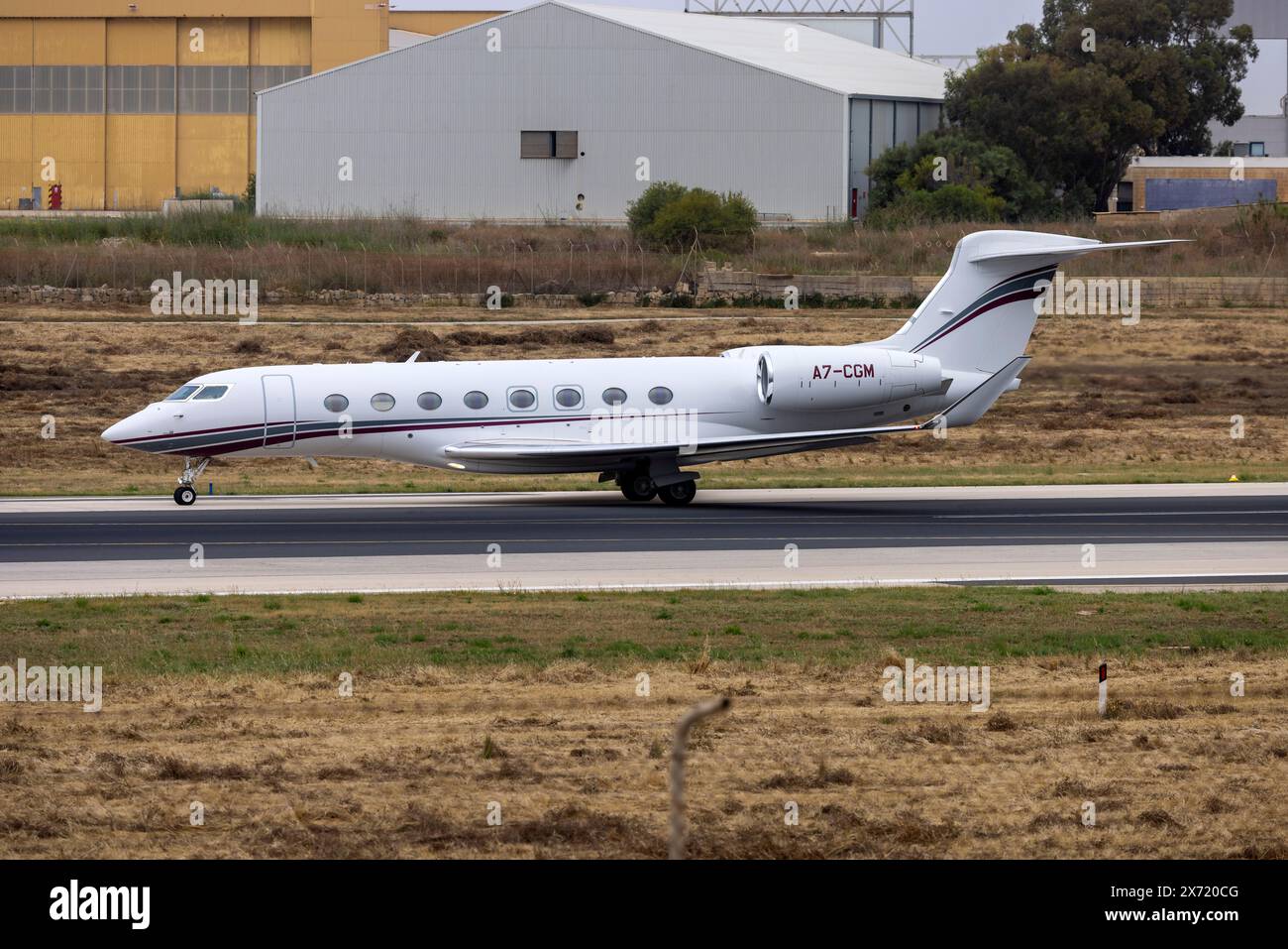 Qatar Executive Gulfstream G650ER (Reg: A7-CGM) turning mid runway for ...