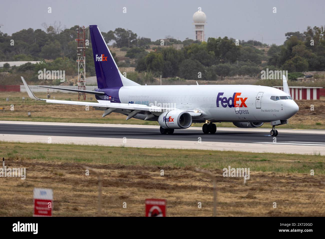 FedEx - Federal Express (ASL Airlines) Boeing 737-8AS(BCF) touching ...