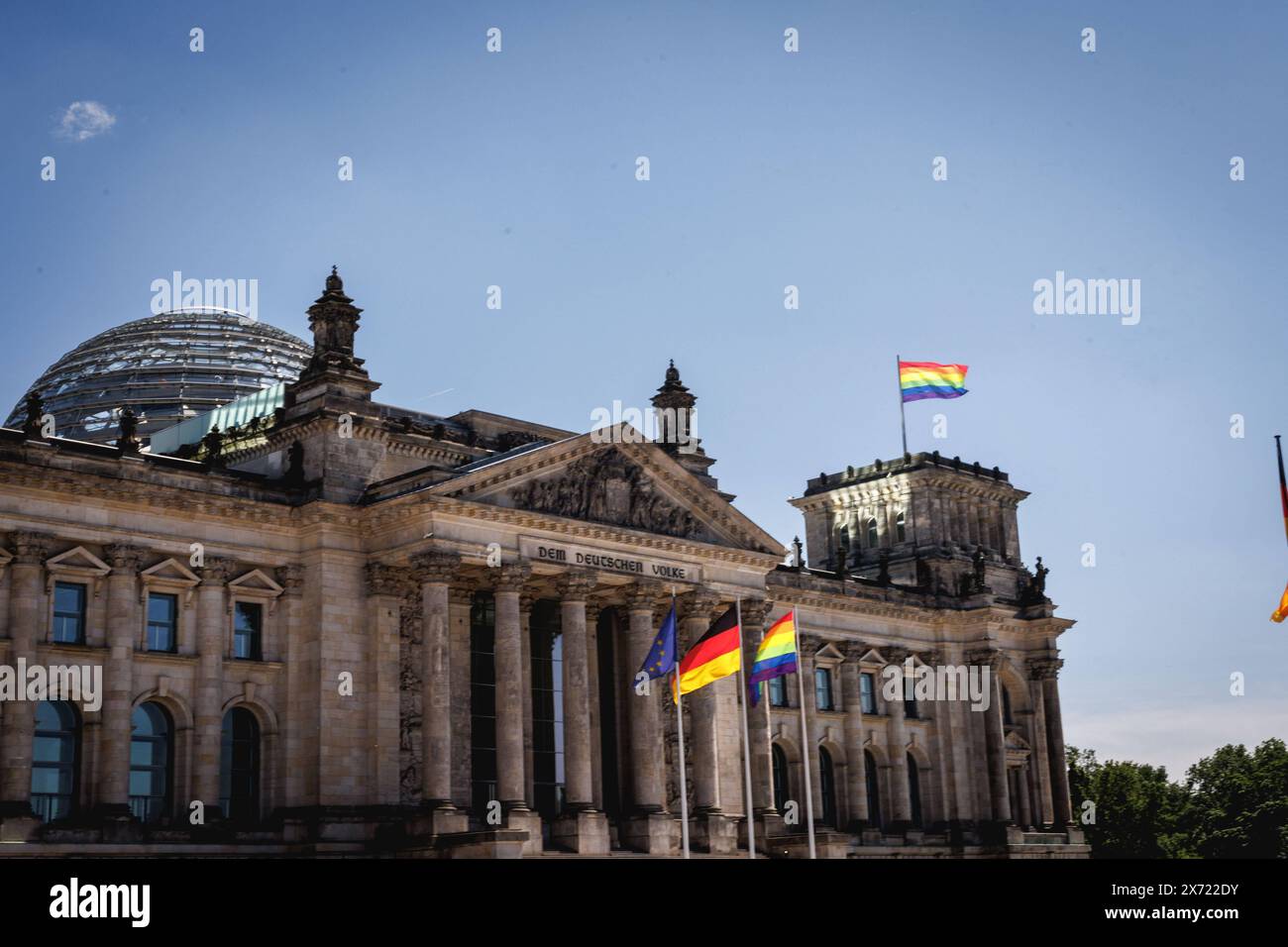 Regenbogenfahnen wehen am Reichstagsgebauede zum Internationalen Tag ...