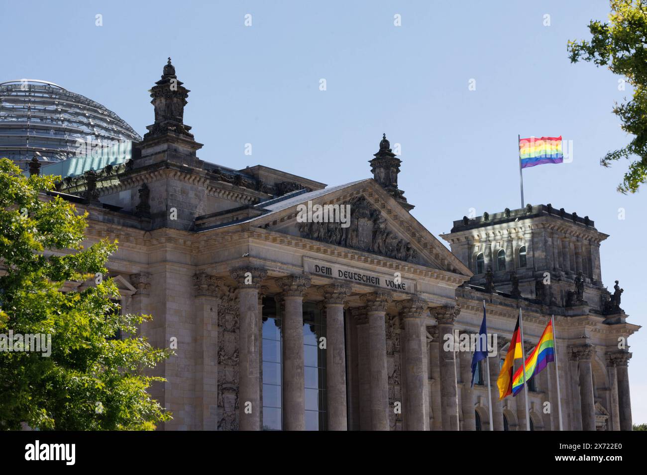 Regenbogenfahnen wehen am Reichstagsgebauede zum Internationalen Tag ...