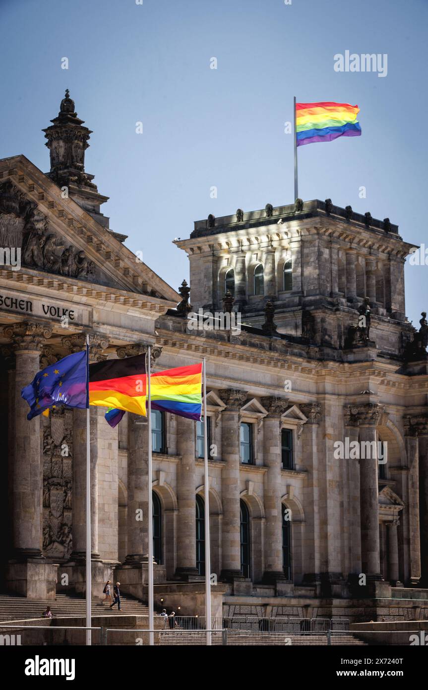 Regenbogenfahnen wehen am Reichstagsgebauede zum Internationalen Tag ...