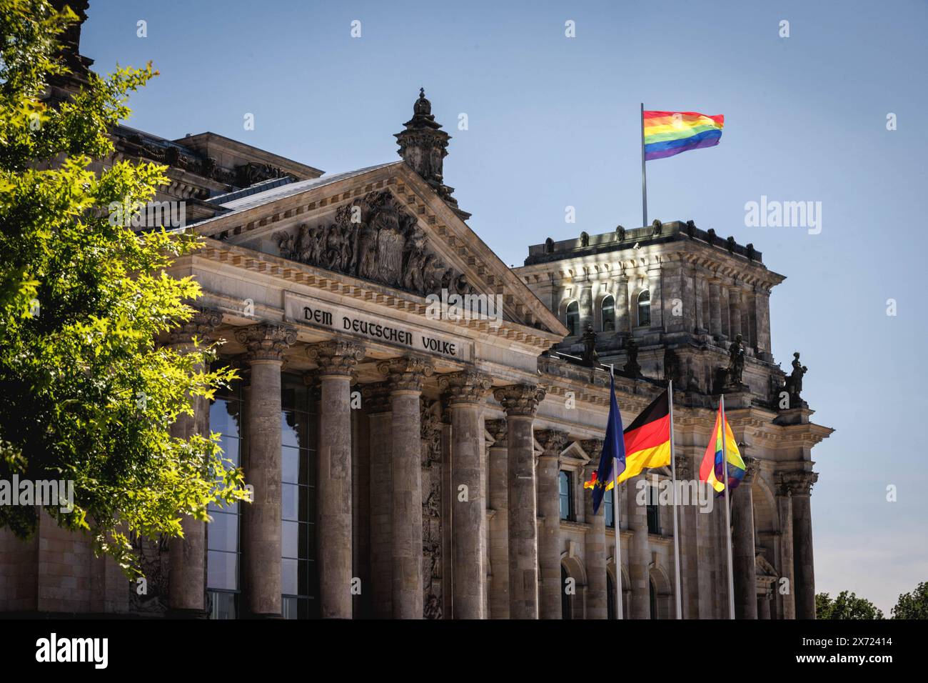 Regenbogenfahnen wehen am Reichstagsgebauede zum Internationalen Tag ...