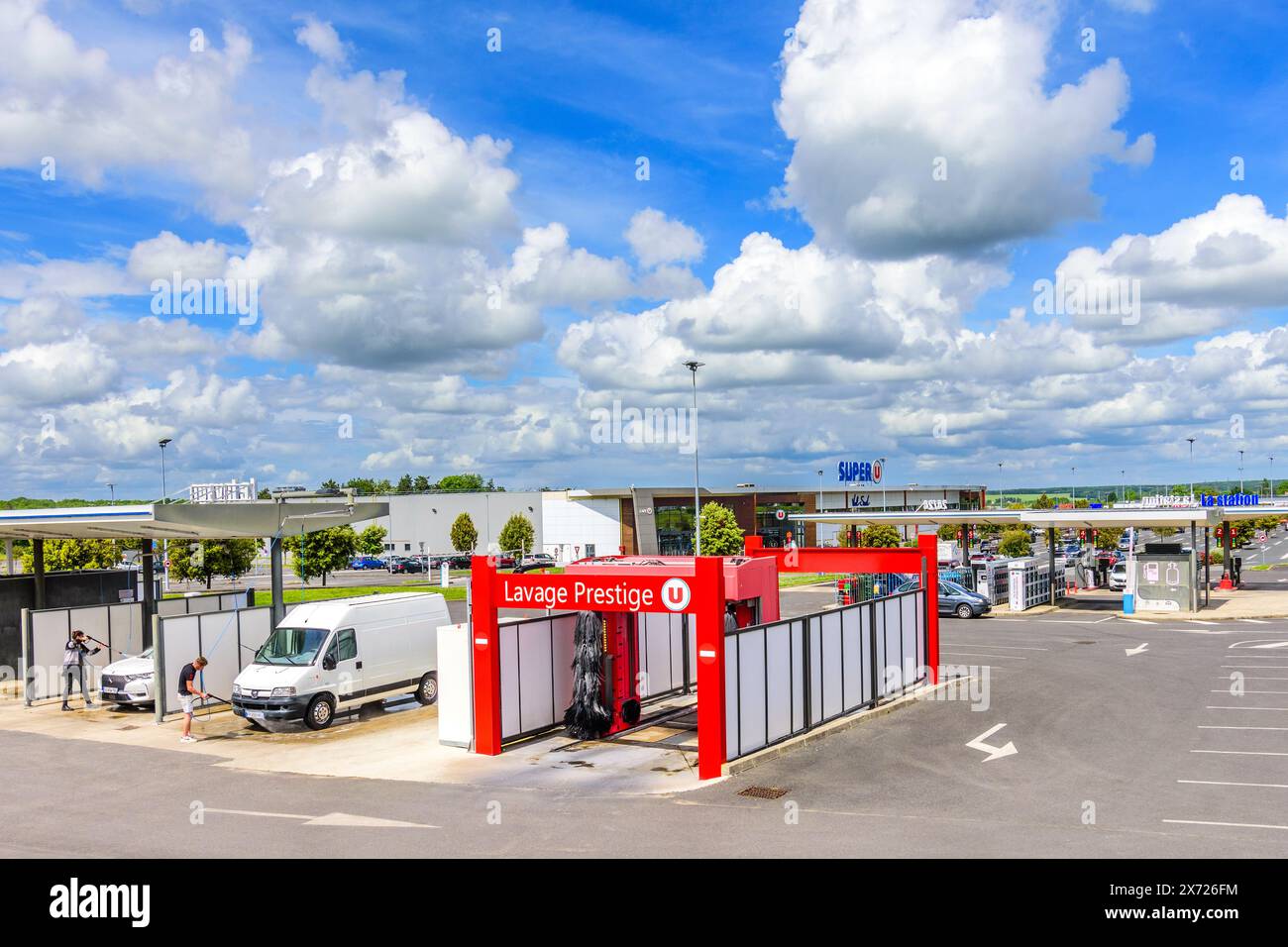 Self-service car washing facilities at Super-U service station - Loches ...
