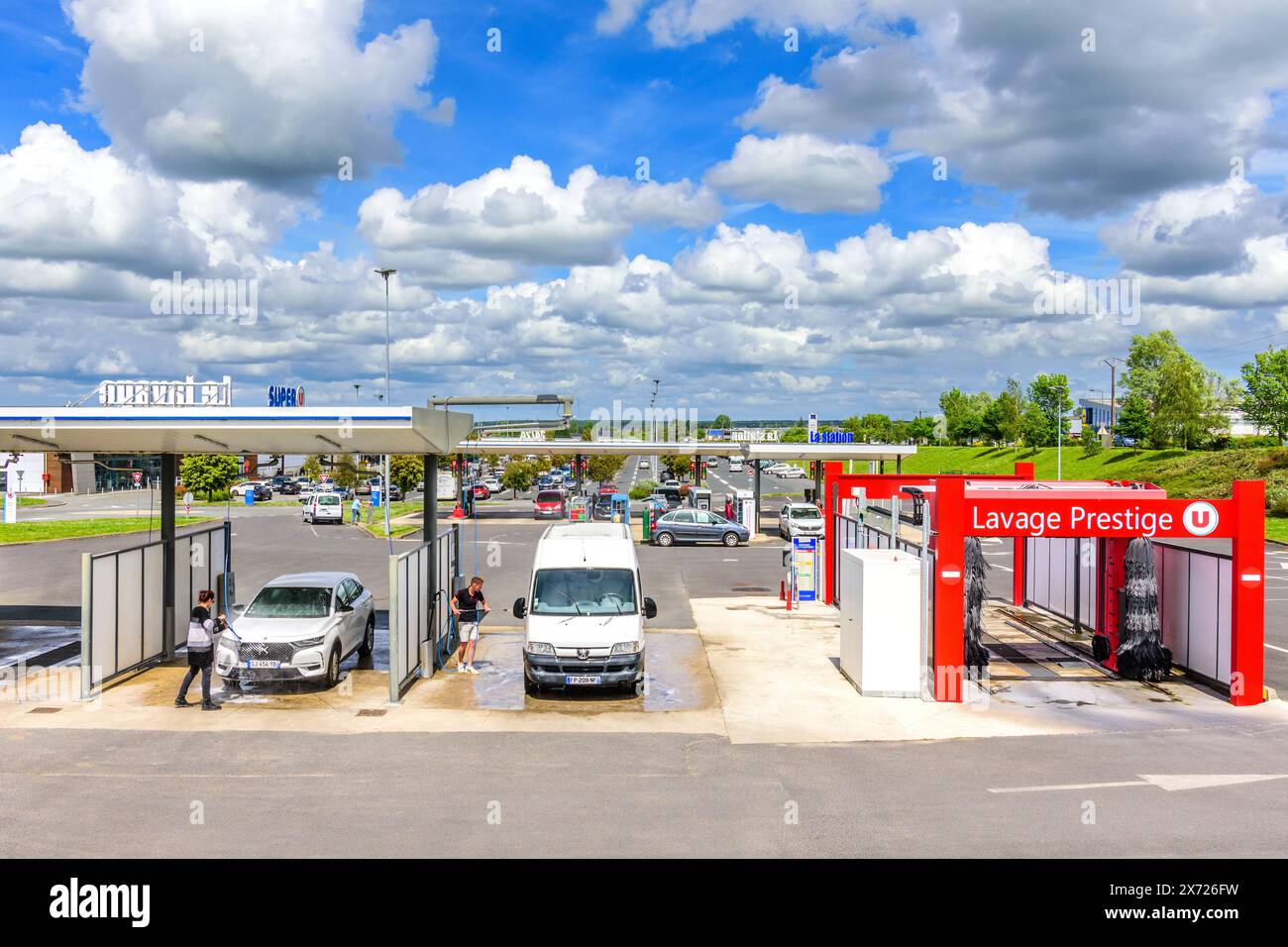Self-service car washing facilities at Super-U service station - Loches ...